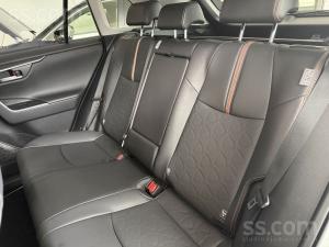 Green Toyota RAV4 2024 in Riga, with an engine capacity of 2.50 L and mileage of 73 thousand km for 36990 €, photo 10 on AUTOMOTO.COM.LV