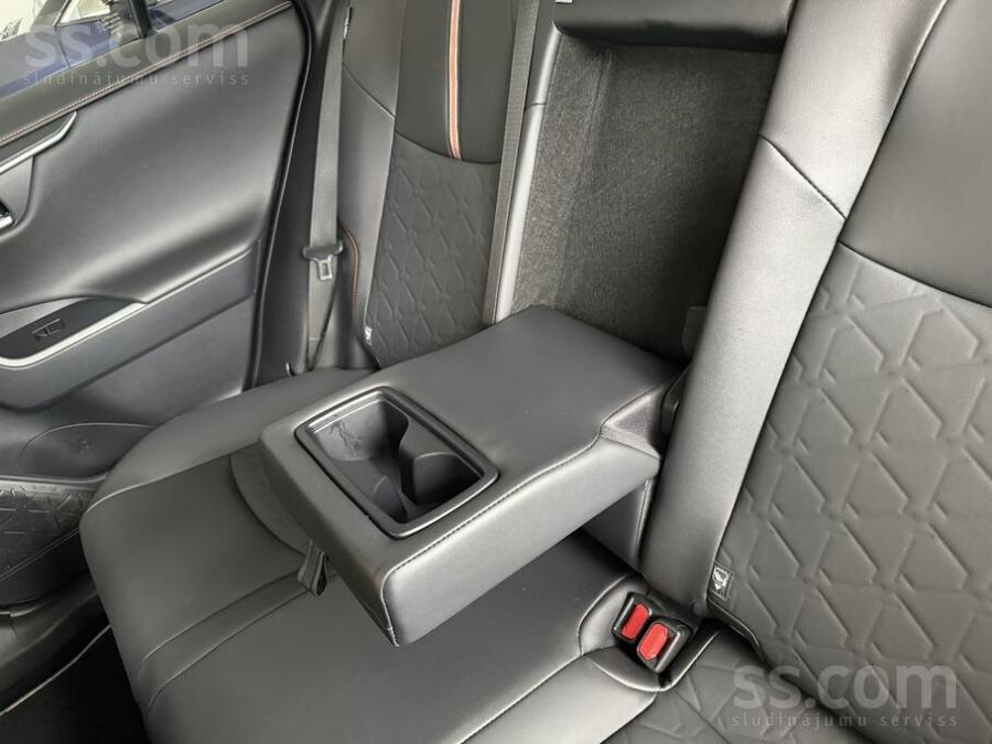 Green Toyota RAV4 2024 in Riga, with an engine capacity of 2.50 L and mileage of 73 thousand km for 36990 €, photo 11 on AUTOMOTO.COM.LV