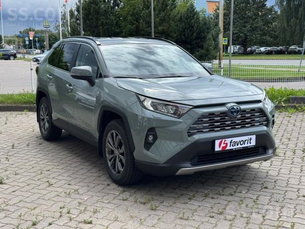 Green Toyota RAV4 2025 in Riga, with an engine capacity of 2.50 L and mileage of 21 thousand km for 35850 €, photo 1 on AUTOMOTO.COM.LV