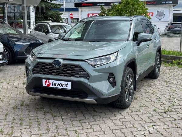 Green Toyota RAV4 2025 in Riga, with an engine capacity of 2.50 L and mileage of 21 thousand km for 35850 €, photo 2 on AUTOMOTO.COM.LV