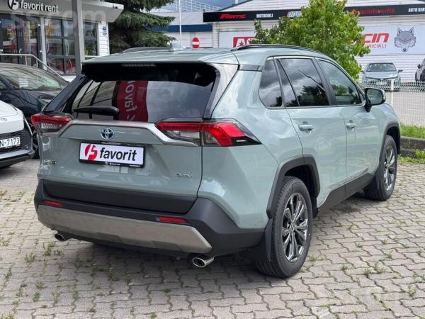 Green Toyota RAV4 2025 in Riga, with an engine capacity of 2.50 L and mileage of 21 thousand km for 35850 €, photo 4 on AUTOMOTO.COM.LV