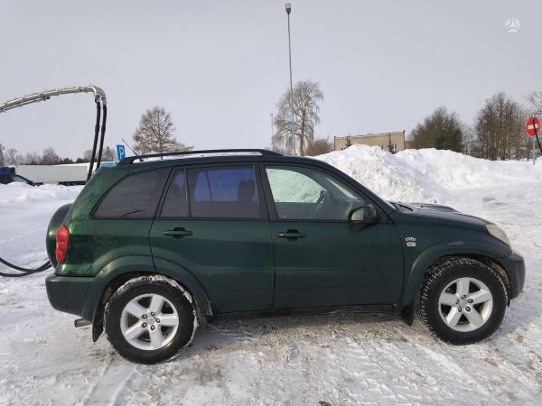 Green Toyota RAV4 2004 in Siauliai, with an engine capacity of 2.00 L and mileage of 413 thousand km for 2400 €, photo 3 on AUTOMOTO.COM.LV