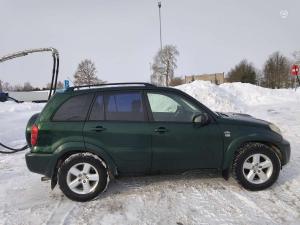 Green Toyota RAV4 2004 in Siauliai, with an engine capacity of 2.00 L and mileage of 413 thousand km for 2400 €, photo 3 on AUTOMOTO.COM.LV