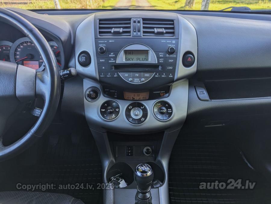 Zaļš Toyota RAV4 2006 Pērnava, ar dzinēja tilpumu 2.20 L un nobraukumu 316 tūkst. km par 3600 €, foto 16 vietnē AUTOMOTO.COM.LV