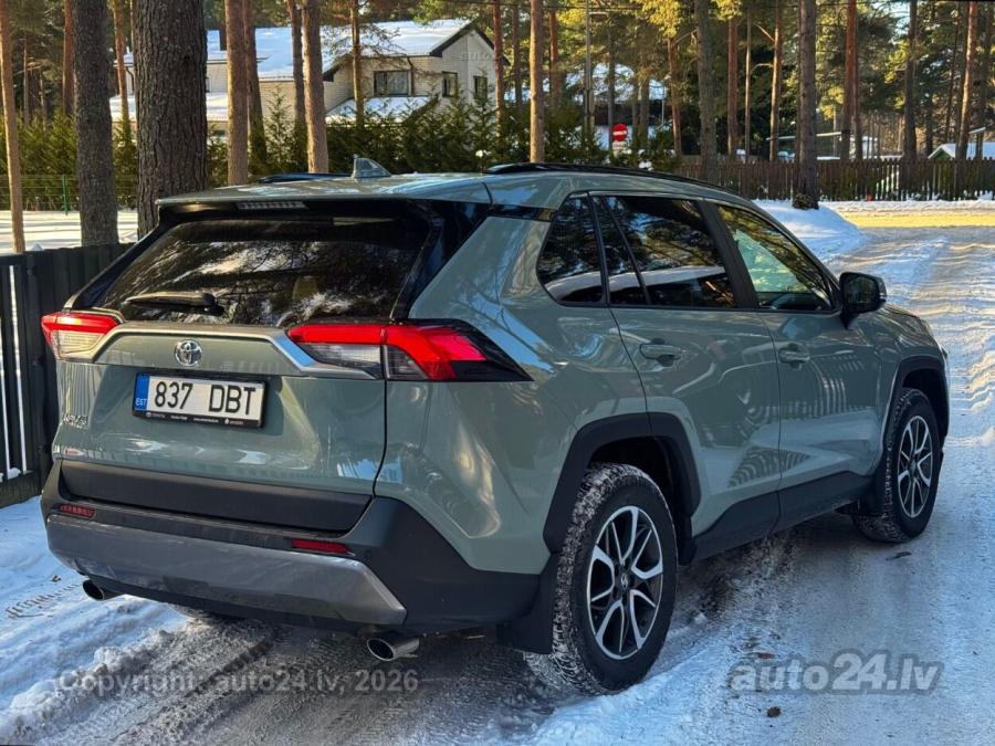 Green Toyota RAV4 2019 in Tallinn, with an engine capacity of 2.00 L and mileage of 107 thousand km for 22500 €, photo 2 on AUTOMOTO.COM.LV