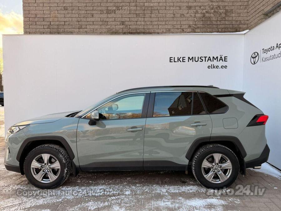 Green Toyota RAV4 2022 in Tallinn, with an engine capacity of 2.49 L and mileage of 44 thousand km for 28995 €, photo 3 on AUTOMOTO.COM.LV