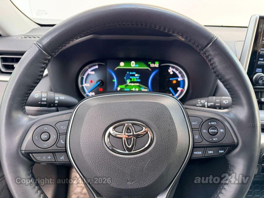 Green Toyota RAV4 2022 in Tallinn, with an engine capacity of 2.49 L and mileage of 44 thousand km for 28995 €, photo 12 on AUTOMOTO.COM.LV