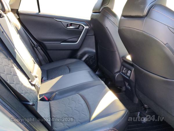Green Toyota RAV4 2023 in Tallinn, with an engine capacity of 2.49 L and mileage of 74 thousand km for 36995 €, photo 8 on AUTOMOTO.COM.LV