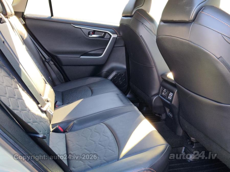 Green Toyota RAV4 2023 in Tallinn, with an engine capacity of 2.49 L and mileage of 74 thousand km for 36995 €, photo 8 on AUTOMOTO.COM.LV