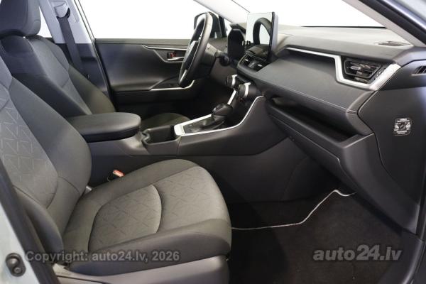 Green Toyota RAV4 2025 in Tallinn, with an engine capacity of 2.49 L and mileage of 19 thousand km for 38900 €, photo 6 on AUTOMOTO.COM.LV