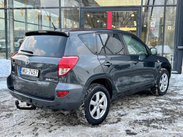 Grey Toyota RAV4 2007 in Riga, with an engine capacity of 2.20 L and mileage of 227 thousand km for 4280 €, photo 5 on AUTOMOTO.COM.LV