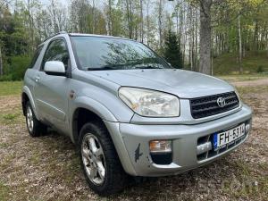Pelēks Toyota RAV4 2001 Cēsis, ar dzinēja tilpumu 2.00 L un nobraukumu 273 tūkst. km par 1000 €, foto  vietnē AUTOMOTO.COM.LV