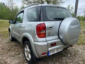 Pelēks Toyota RAV4 2001 Cēsis, ar dzinēja tilpumu 2.00 L un nobraukumu 273 tūkst. km par 1000 €, foto 3 vietnē AUTOMOTO.COM.LV