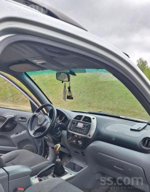 Pelēks Toyota RAV4 2001 Cēsis, ar dzinēja tilpumu 2.00 L un nobraukumu 273 tūkst. km par 1000 €, foto 4 vietnē AUTOMOTO.COM.LV