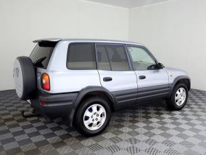 Grey Toyota RAV4 1996 in Tallinn, with an engine capacity of 2.00 L and mileage of 464 thousand km for 1499 €, photo 4 on AUTOMOTO.COM.LV