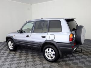 Grey Toyota RAV4 1996 in Tallinn, with an engine capacity of 2.00 L and mileage of 464 thousand km for 1499 €, photo 5 on AUTOMOTO.COM.LV