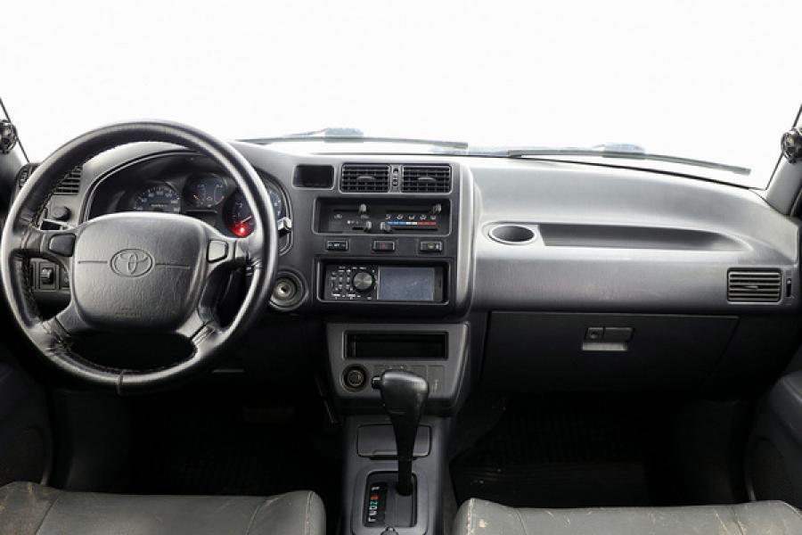 Grey Toyota RAV4 1996 in Tallinn, with an engine capacity of 2.00 L and mileage of 464 thousand km for 1499 €, photo 6 on AUTOMOTO.COM.LV