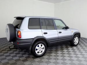 Grey Toyota RAV4 1996 in Tallinn, with an engine capacity of 2.00 L and mileage of 464 thousand km for 1499 €, photo 11 on AUTOMOTO.COM.LV