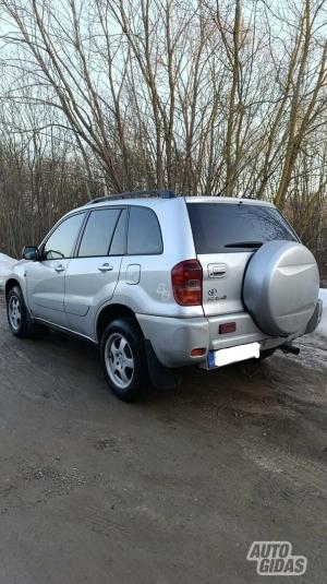 Pelēks Toyota RAV4 2001 Panevēža, ar dzinēja tilpumu 2.00 L un nobraukumu 346 tūkst. km par 1400 €, foto 3 vietnē AUTOMOTO.COM.LV