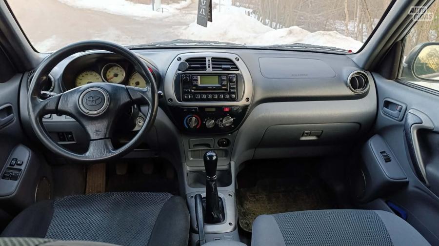 Pelēks Toyota RAV4 2001 Panevēža, ar dzinēja tilpumu 2.00 L un nobraukumu 346 tūkst. km par 1400 €, foto 4 vietnē AUTOMOTO.COM.LV