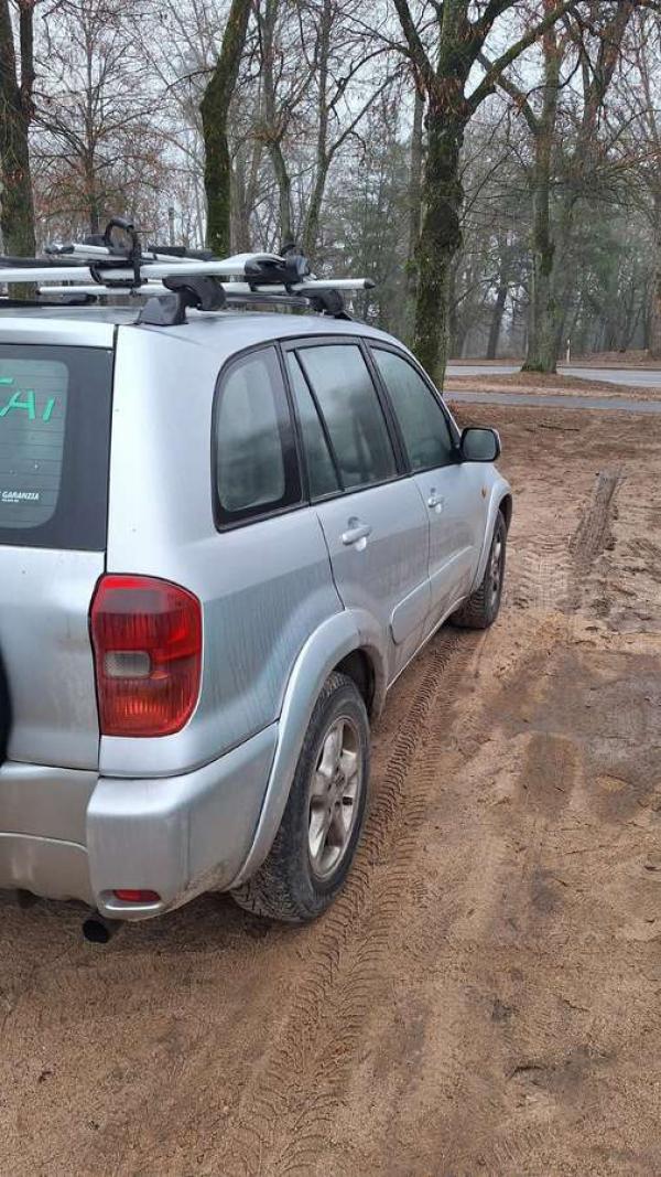 Grey Toyota RAV4 2002 in Vilnius, with an engine capacity of 2.00 L and mileage of 357 thousand km for 1050 €, photo 5 on AUTOMOTO.COM.LV