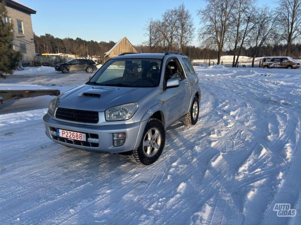 Grey Toyota RAV4 2002 in Jurbarkas, with an engine capacity of 2.00 L and mileage of 245 thousand km for 3999 €, photo 1 on AUTOMOTO.COM.LV