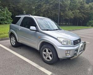 Pelēks Toyota RAV4 2002 Kauņa, ar dzinēja tilpumu 2.00 L un nobraukumu 200 tūkst. km par 2500 €, foto  vietnē AUTOMOTO.COM.LV