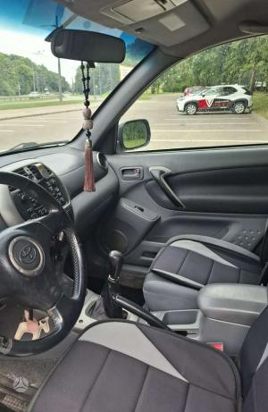 Pelēks Toyota RAV4 2002 Kauņa, ar dzinēja tilpumu 2.00 L un nobraukumu 200 tūkst. km par 2500 €, foto 12 vietnē AUTOMOTO.COM.LV
