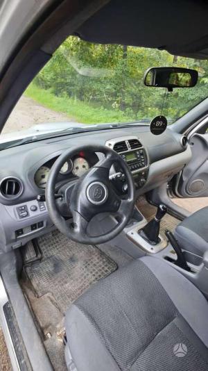 Pelēks Toyota RAV4 2002 Kauņa, ar dzinēja tilpumu 2.00 L un nobraukumu 239 tūkst. km par 1700 €, foto 6 vietnē AUTOMOTO.COM.LV