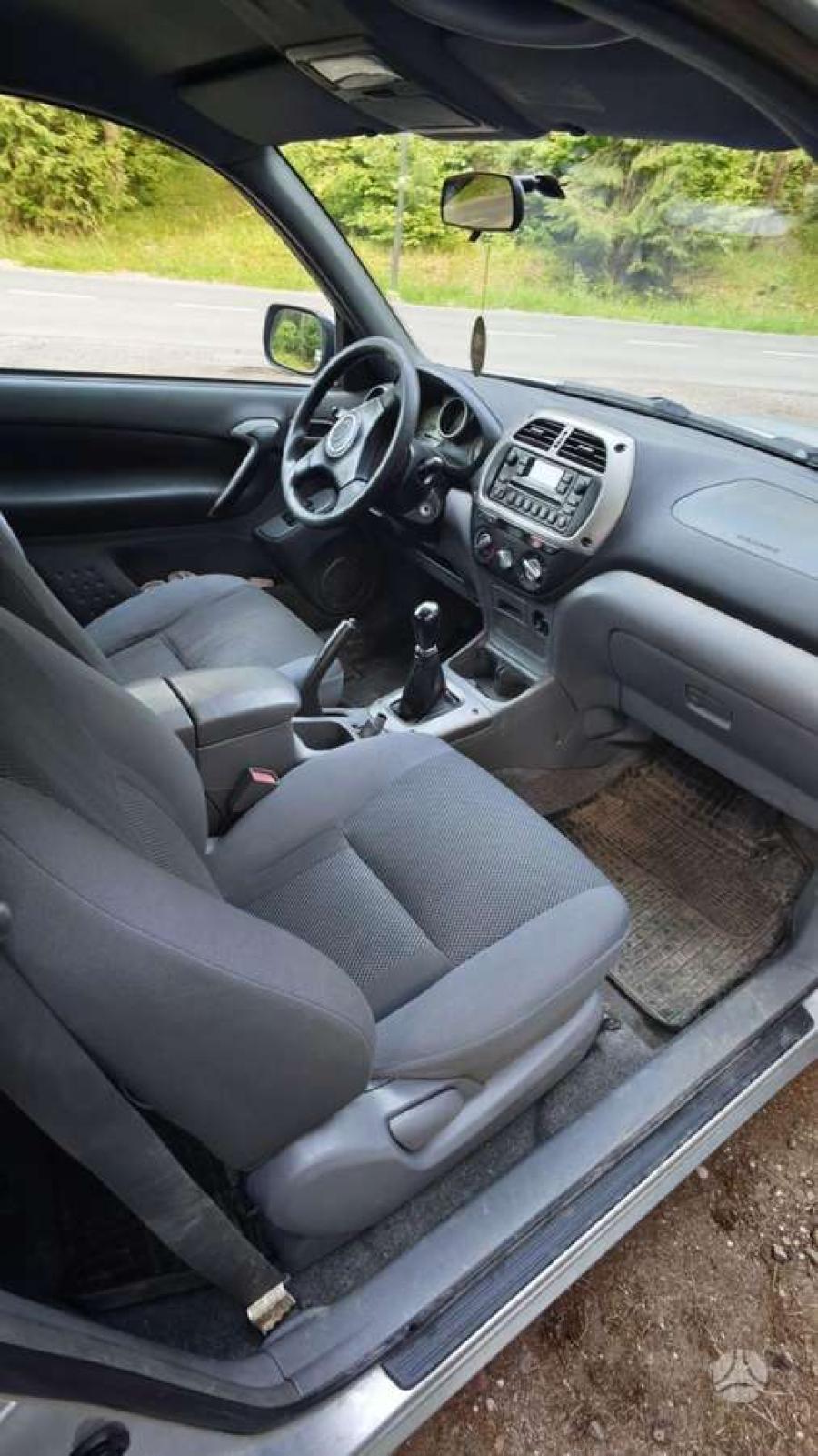 Pelēks Toyota RAV4 2002 Kauņa, ar dzinēja tilpumu 2.00 L un nobraukumu 239 tūkst. km par 1700 €, foto 7 vietnē AUTOMOTO.COM.LV