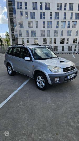 Pelēks Toyota RAV4 2002 Viļņa, ar dzinēja tilpumu 2.00 L un nobraukumu 348 tūkst. km par 2250 €, foto  vietnē AUTOMOTO.COM.LV