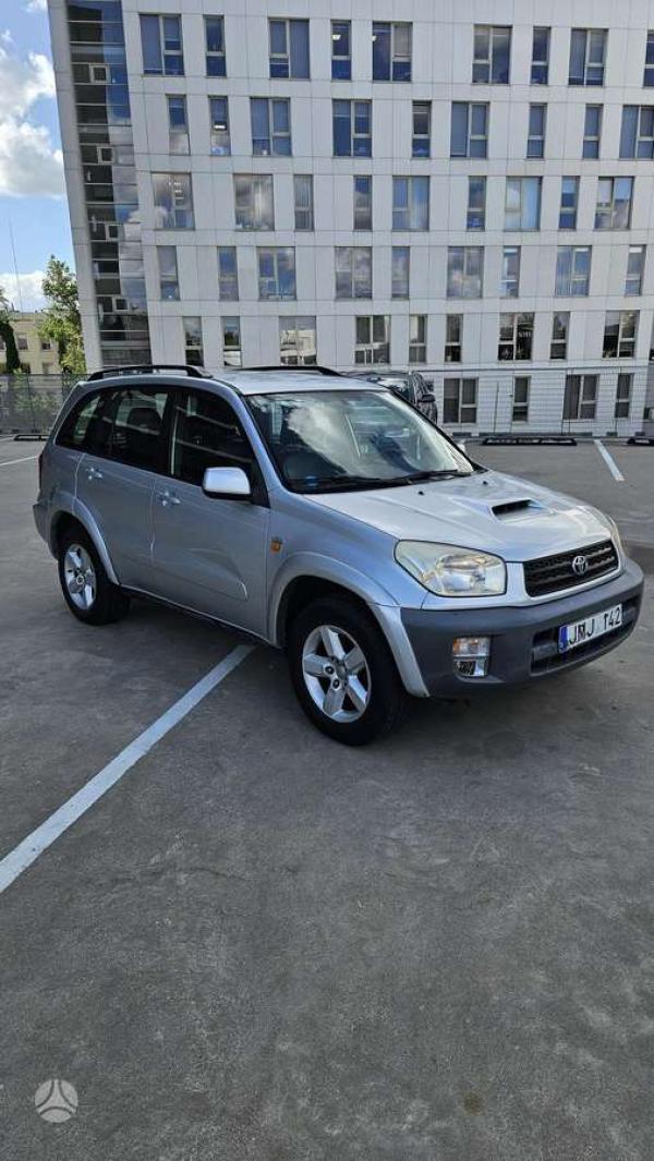 Grey Toyota RAV4 2002 in Vilnius, with an engine capacity of 2.00 L and mileage of 348 thousand km for 2250 €, photo 1 on AUTOMOTO.COM.LV