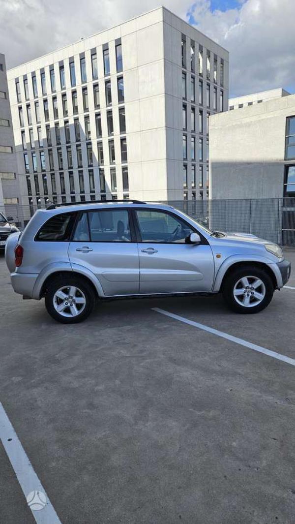 Grey Toyota RAV4 2002 in Vilnius, with an engine capacity of 2.00 L and mileage of 348 thousand km for 2250 €, photo 2 on AUTOMOTO.COM.LV