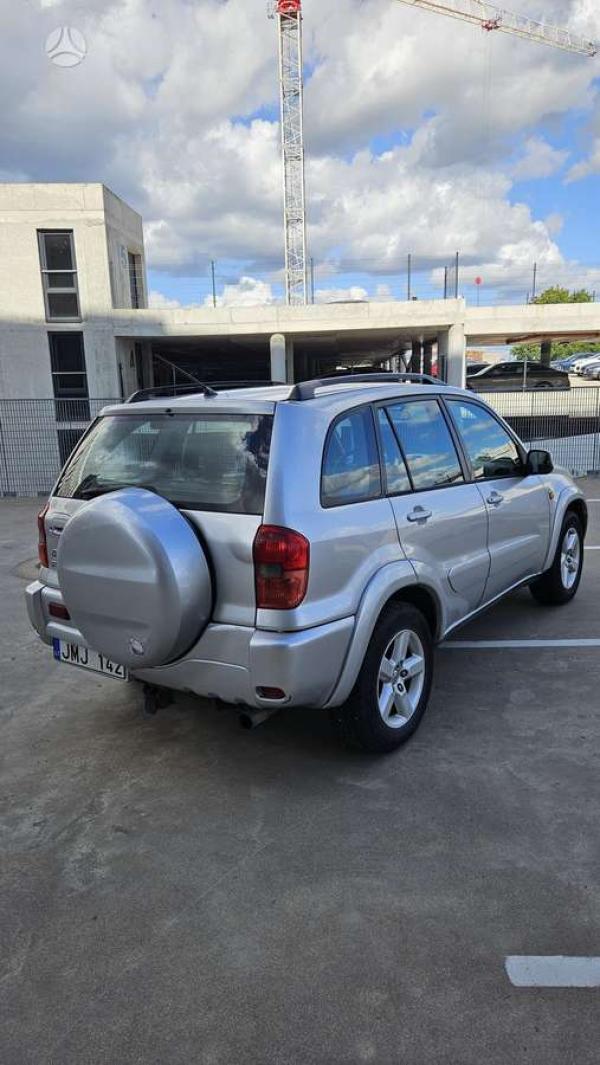 Grey Toyota RAV4 2002 in Vilnius, with an engine capacity of 2.00 L and mileage of 348 thousand km for 2250 €, photo 3 on AUTOMOTO.COM.LV