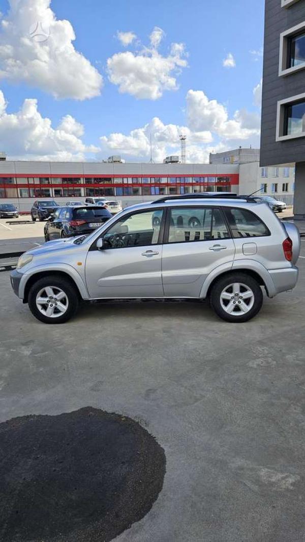 Grey Toyota RAV4 2002 in Vilnius, with an engine capacity of 2.00 L and mileage of 348 thousand km for 2250 €, photo 6 on AUTOMOTO.COM.LV