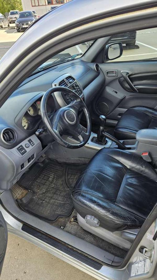 Grey Toyota RAV4 2002 in Vilnius, with an engine capacity of 2.00 L and mileage of 348 thousand km for 2250 €, photo 9 on AUTOMOTO.COM.LV