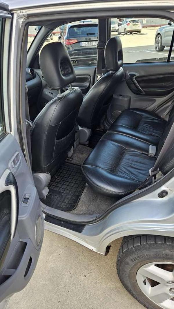 Grey Toyota RAV4 2002 in Vilnius, with an engine capacity of 2.00 L and mileage of 348 thousand km for 2250 €, photo 10 on AUTOMOTO.COM.LV
