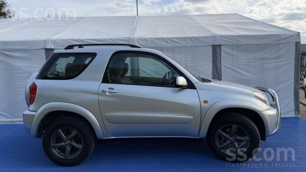 Grey Toyota RAV4 2002 in Liepaja, with an engine capacity of 2.00 L and mileage of 290 thousand km for 4250 €, photo 1 on AUTOMOTO.COM.LV