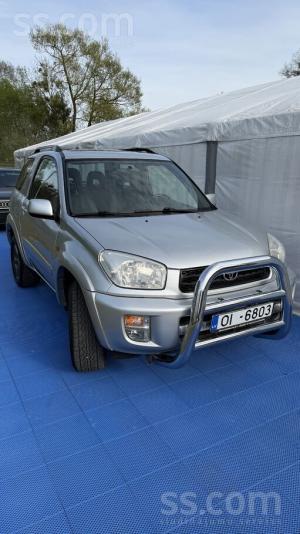 Grey Toyota RAV4 2002 in Liepaja, with an engine capacity of 2.00 L and mileage of 290 thousand km for 4250 €, photo 3 on AUTOMOTO.COM.LV