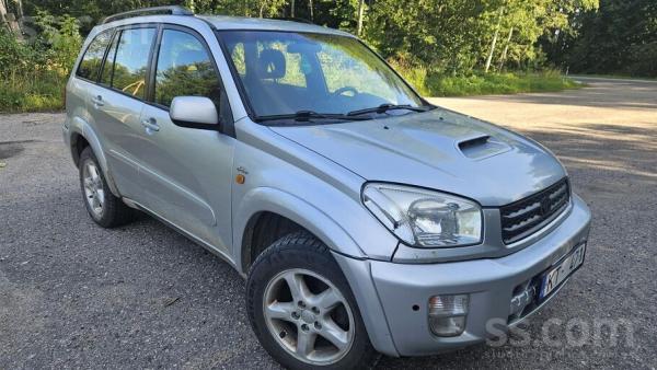 Pelēks Toyota RAV4 2002 Daugavpils, ar dzinēja tilpumu 2.00 L un nobraukumu 466 tūkst. km par 1750 €, foto 1 vietnē AUTOMOTO.COM.LV