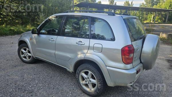 Pelēks Toyota RAV4 2002 Daugavpils, ar dzinēja tilpumu 2.00 L un nobraukumu 466 tūkst. km par 1750 €, foto 3 vietnē AUTOMOTO.COM.LV
