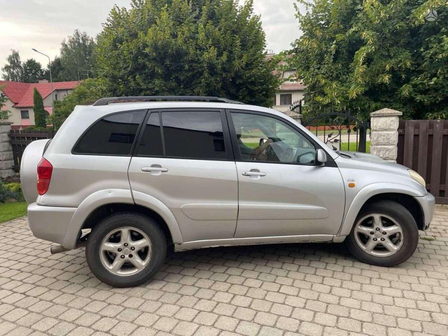 Grey Toyota RAV4 2002 in Plunge, with an engine capacity of 2.00 L and mileage of 307 thousand km for 2499 €, photo 1 on AUTOMOTO.COM.LV
