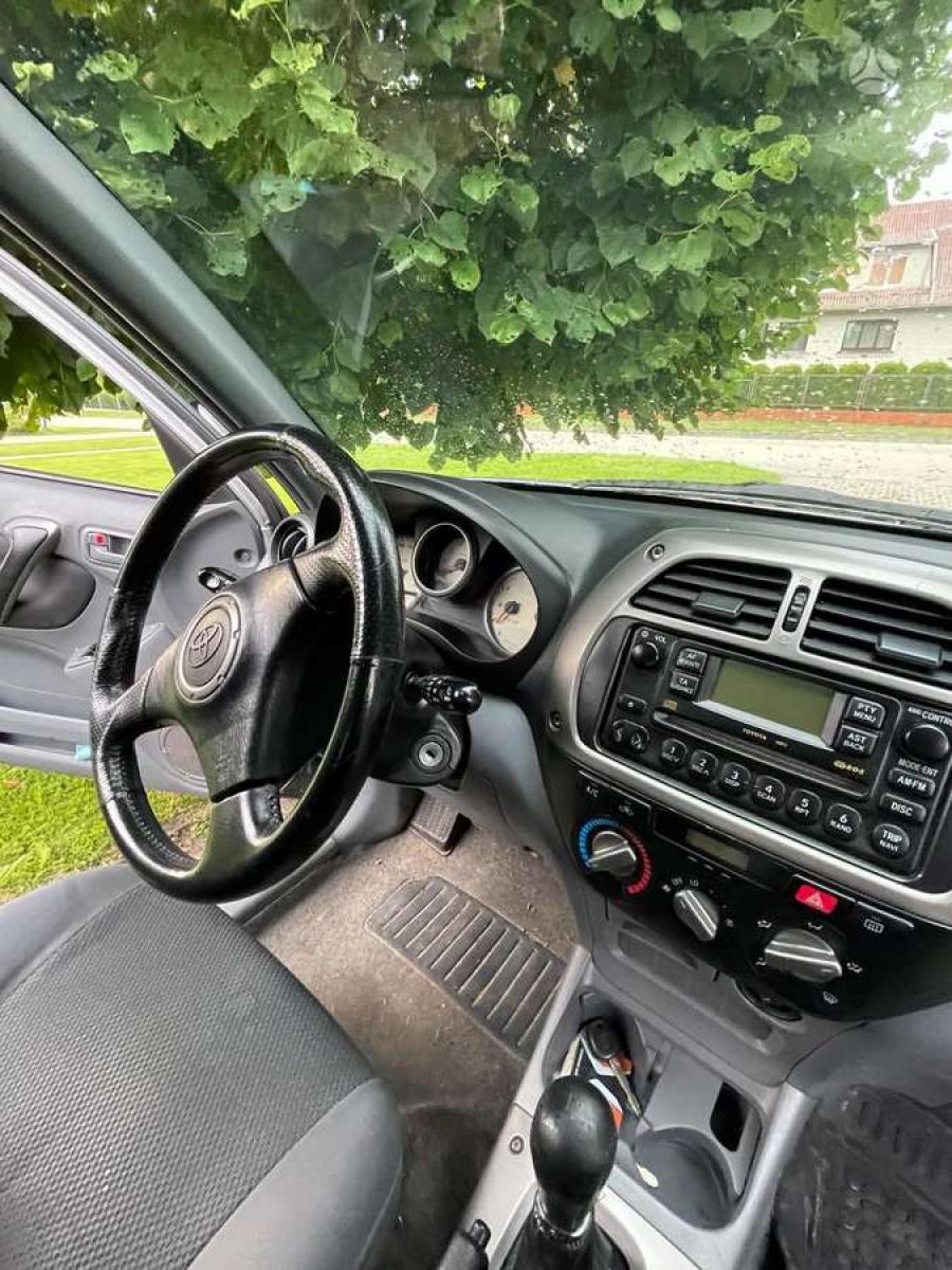 Grey Toyota RAV4 2002 in Plunge, with an engine capacity of 2.00 L and mileage of 307 thousand km for 2499 €, photo 4 on AUTOMOTO.COM.LV