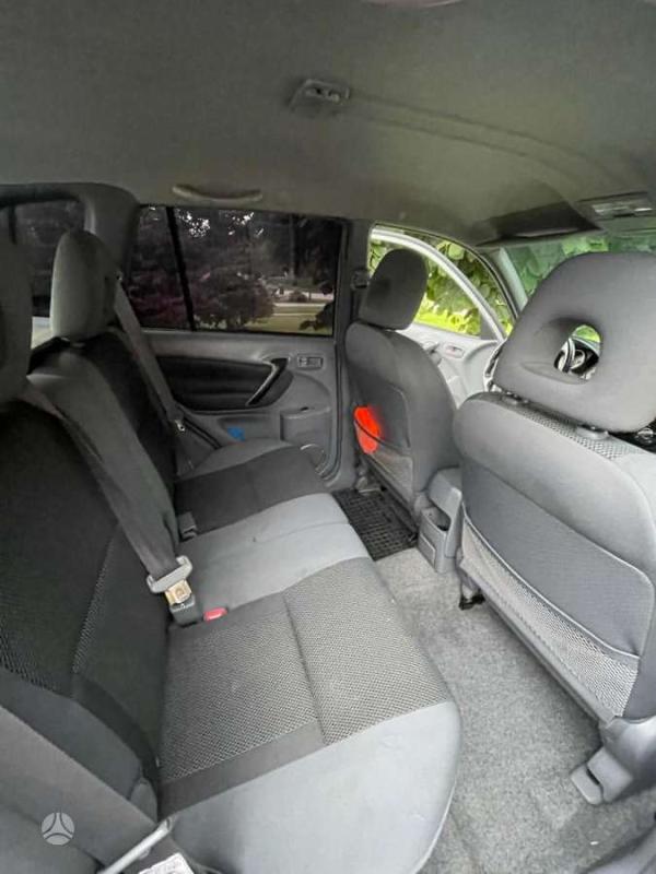 Grey Toyota RAV4 2002 in Plunge, with an engine capacity of 2.00 L and mileage of 307 thousand km for 2499 €, photo 4 on AUTOMOTO.COM.LV