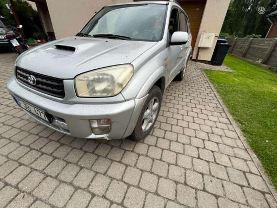 Grey Toyota RAV4 2002 in Plunge, with an engine capacity of 2.00 L and mileage of 307 thousand km for 2499 €, photo 7 on AUTOMOTO.COM.LV