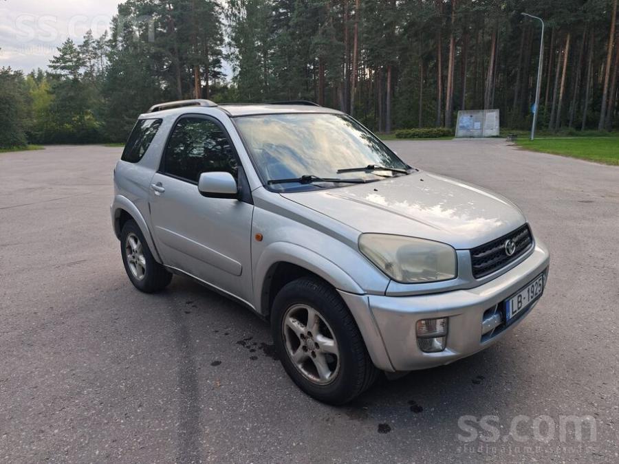 Grey Toyota RAV4 2002 in Riga, with an engine capacity of 2.00 L and mileage of 227 thousand km for 1500 €, photo 1 on AUTOMOTO.COM.LV