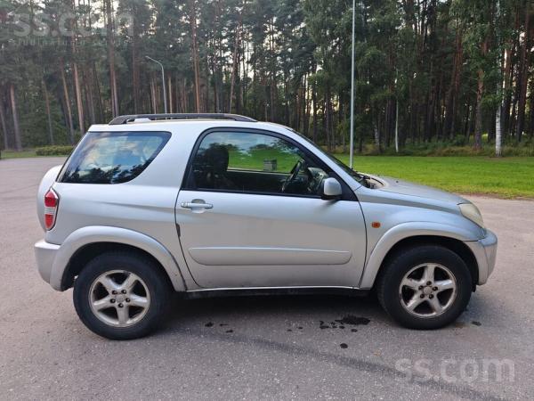 Grey Toyota RAV4 2002 in Riga, with an engine capacity of 2.00 L and mileage of 227 thousand km for 1500 €, photo 2 on AUTOMOTO.COM.LV