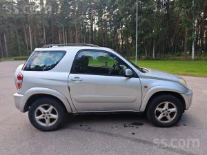 Grey Toyota RAV4 2002 in Riga, with an engine capacity of 2.00 L and mileage of 227 thousand km for 1500 €, photo 3 on AUTOMOTO.COM.LV