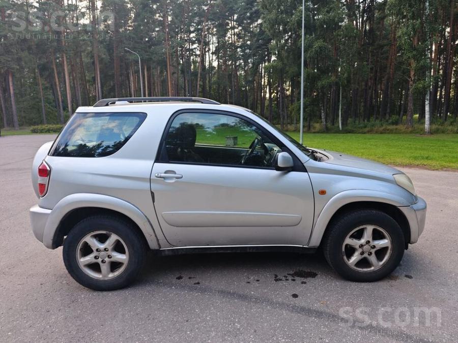 Grey Toyota RAV4 2002 in Riga, with an engine capacity of 2.00 L and mileage of 227 thousand km for 1500 €, photo 3 on AUTOMOTO.COM.LV