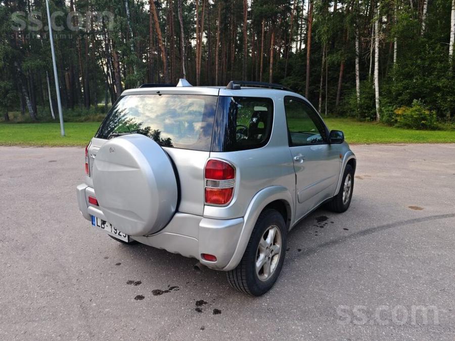 Grey Toyota RAV4 2002 in Riga, with an engine capacity of 2.00 L and mileage of 227 thousand km for 1500 €, photo 4 on AUTOMOTO.COM.LV